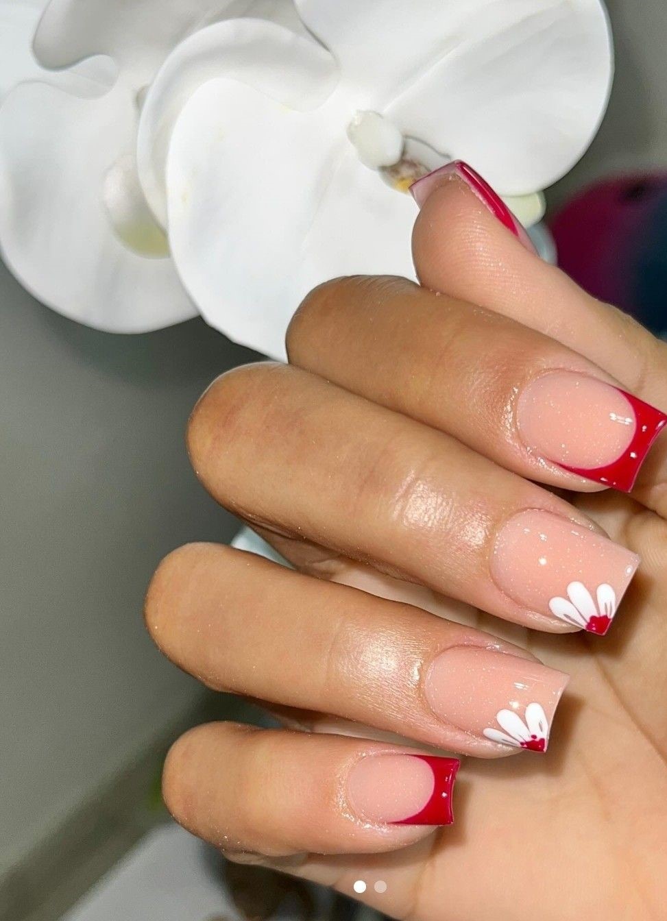 Short French Tip Nails with Flower Design That Are Too Pretty to Miss ...