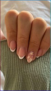 Short French Tip Nails with Flower Design That Are Too Pretty to Miss ...