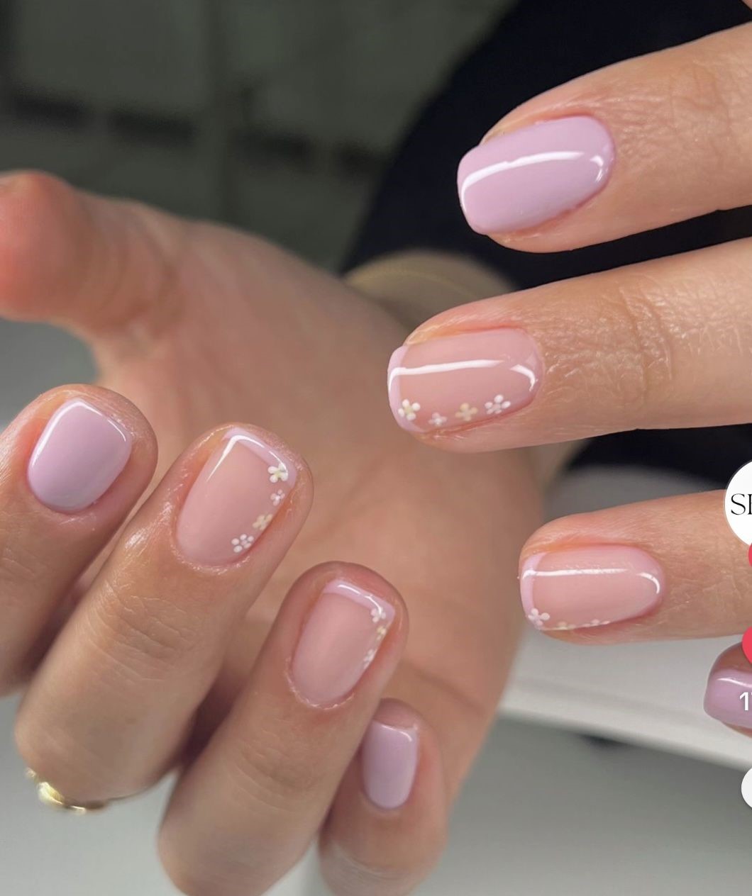 Short French Tip Nails with Flower Design That Are Too Pretty to Miss ...